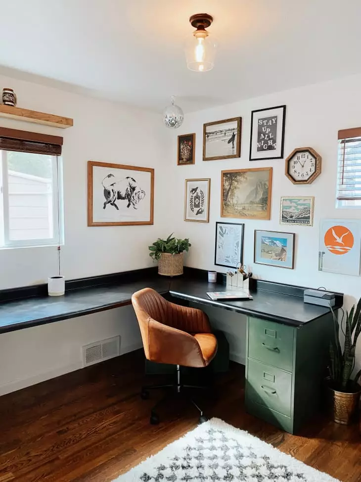 kontor med grønt skrivebord og gallerivegg