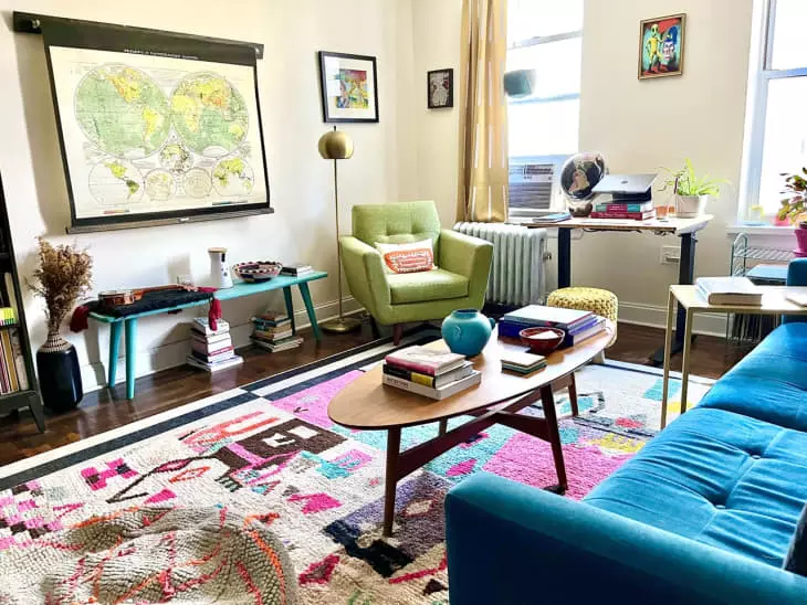 stue med fargerikt teppe