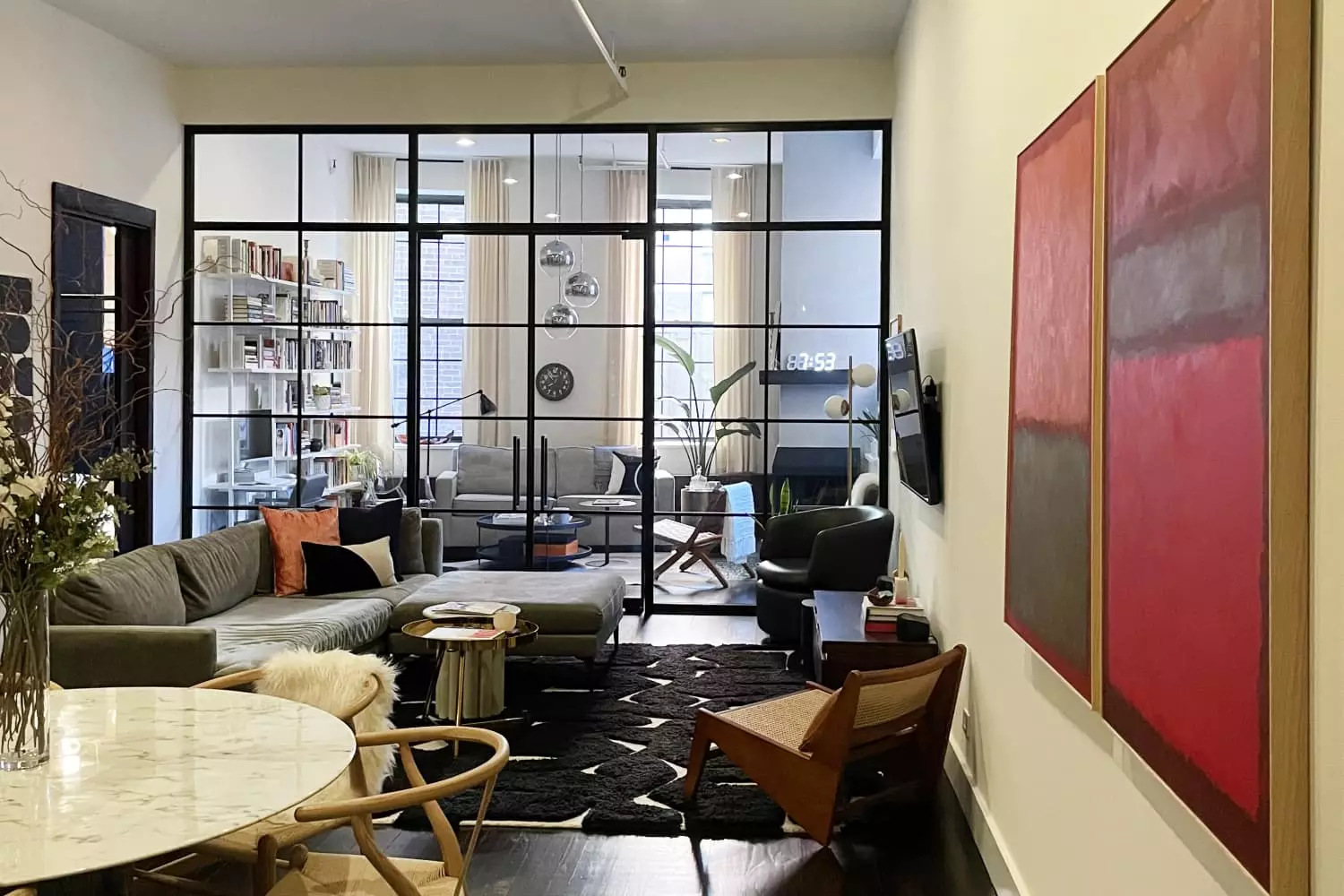 Η διάταξη ενός σύγχρονου NYC Loft μεγιστοποιείται με ένα ονειρεμένο γυαλί και σιδερένιο τοίχο