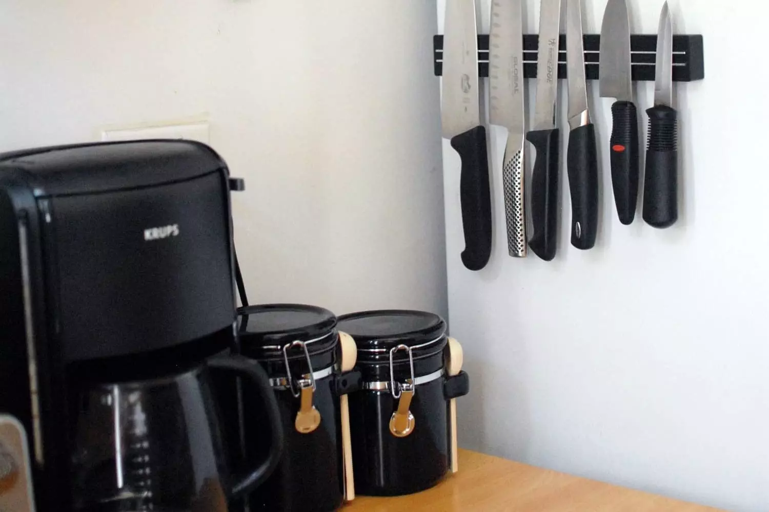 Совет за кујна со мал простор: Користете двоен магнетен држач за ножеви