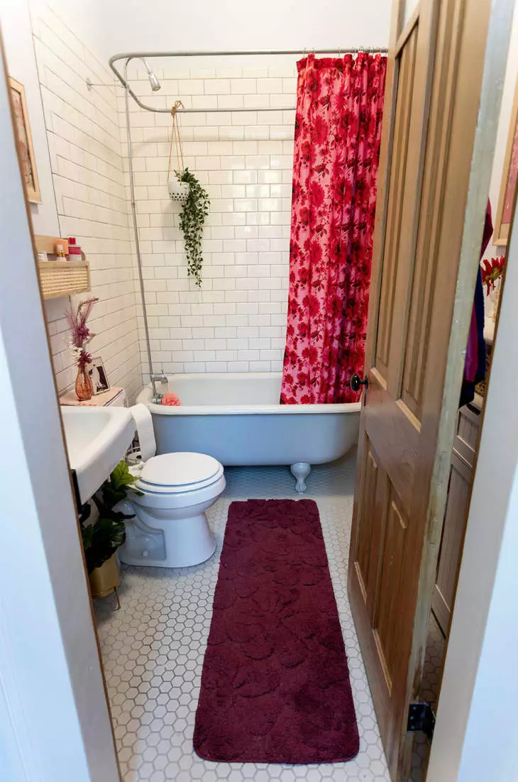 ห้องน้ำพร้อมม่านอาบน้ำสีแดง