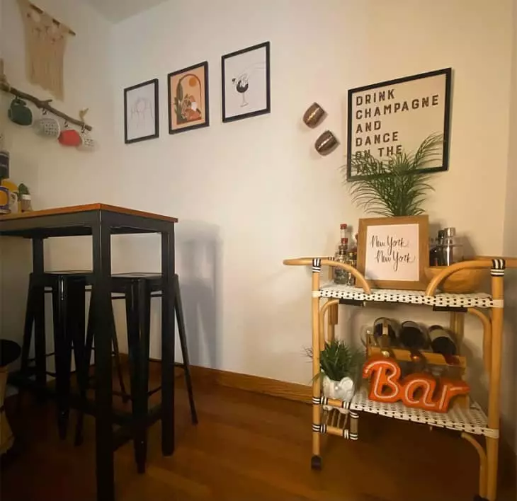 Kuhinja sa stolom visine šanka i kolicima od ratana inspirisanim francuskim bistroom