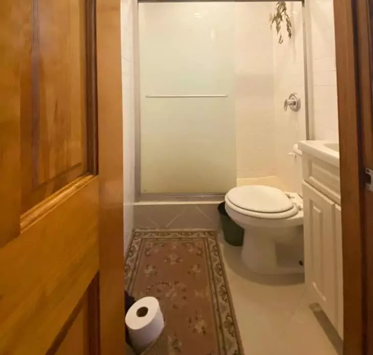 Простая ванная комната с винтажным ковриком