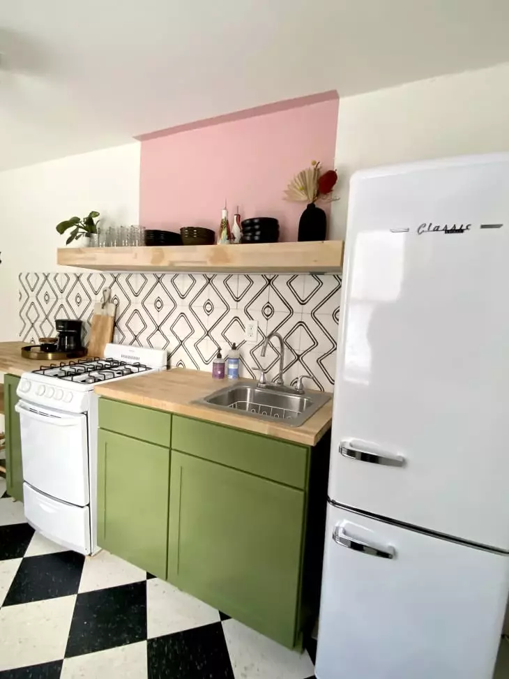Virtuve ar zaļiem skapjiem, dimanta raksta backsplash un retro ledusskapi