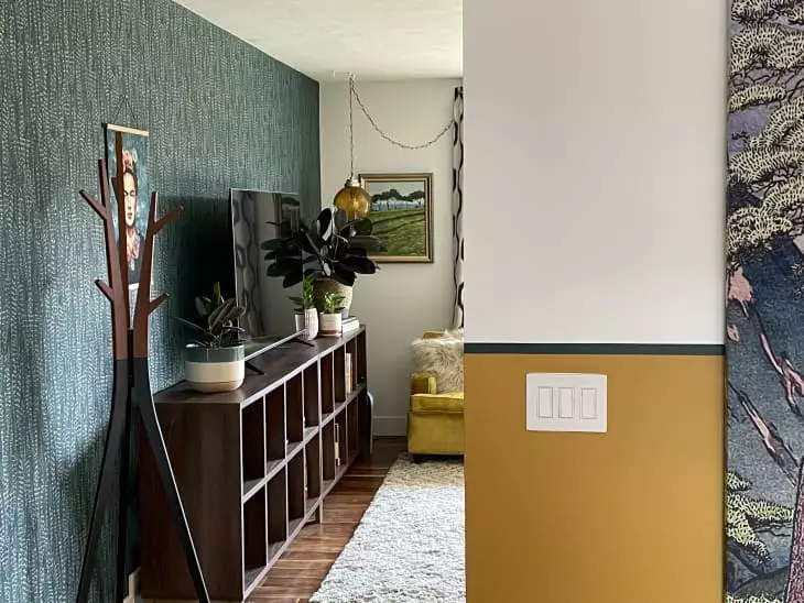Ruang tamu dengan dinding hijau dan kuning