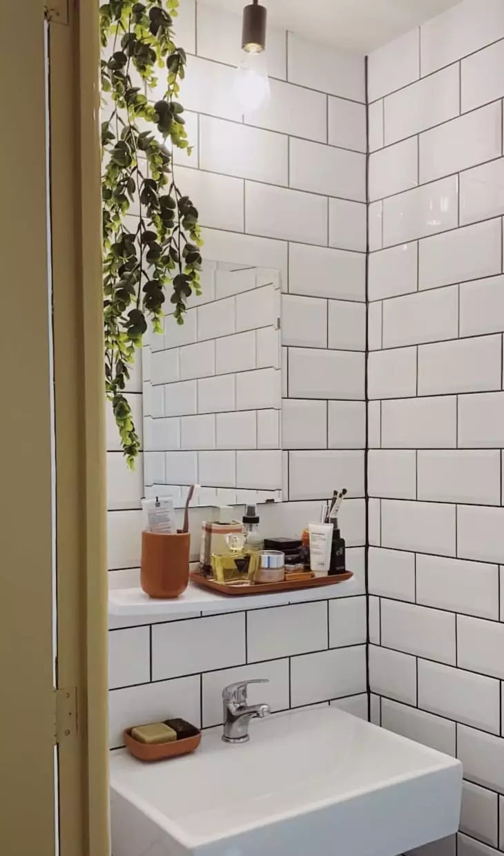 Метроны цагаан хавтантай угаалгын өрөөний буланд угаалтуур