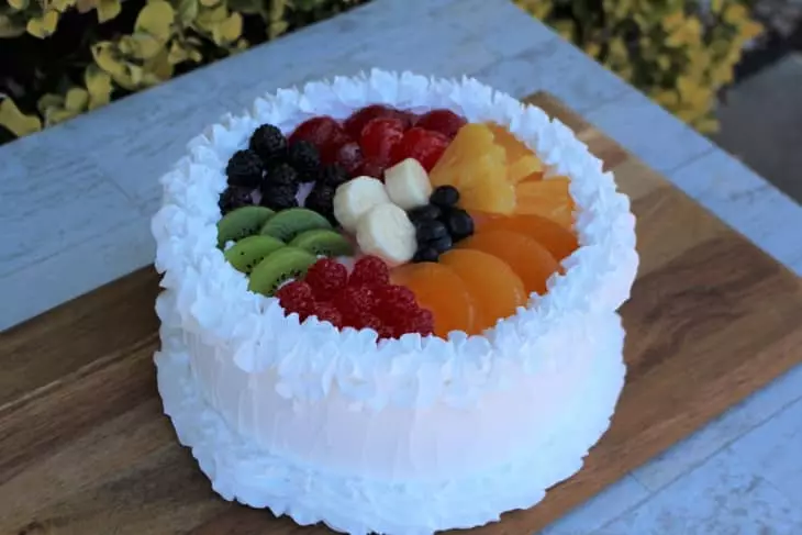 Productafbeelding: Grote nep-vanillecake gegarneerd met fruit