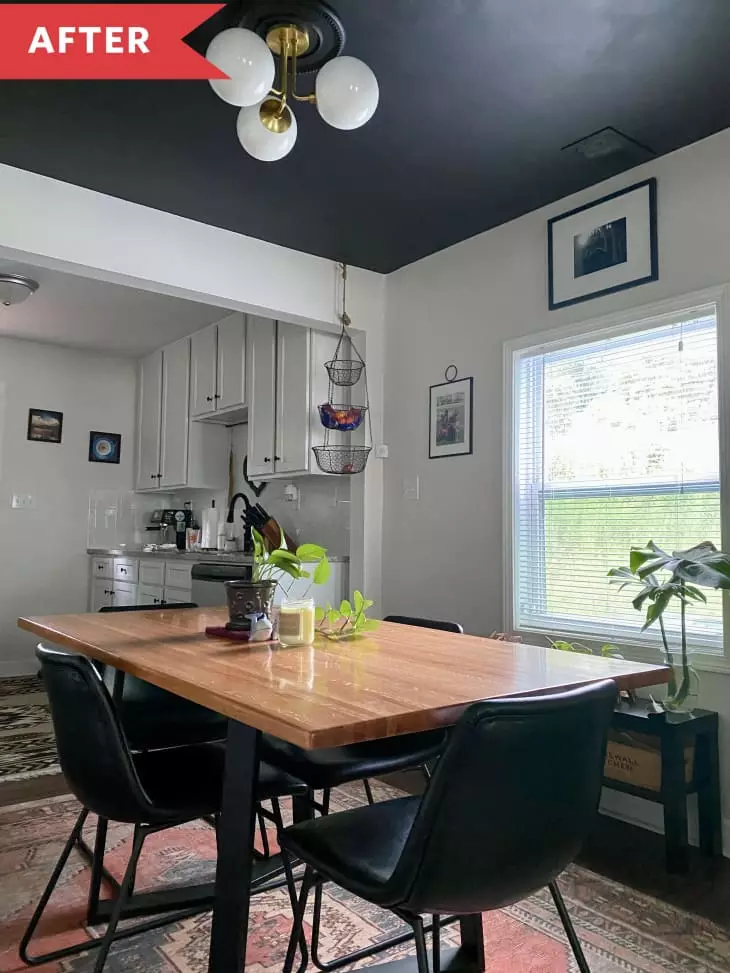 Sala da pranzo dopo pareti bianche soffitto nero