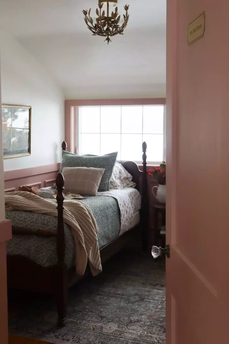 makuuhuone vintage-sängynrungolla