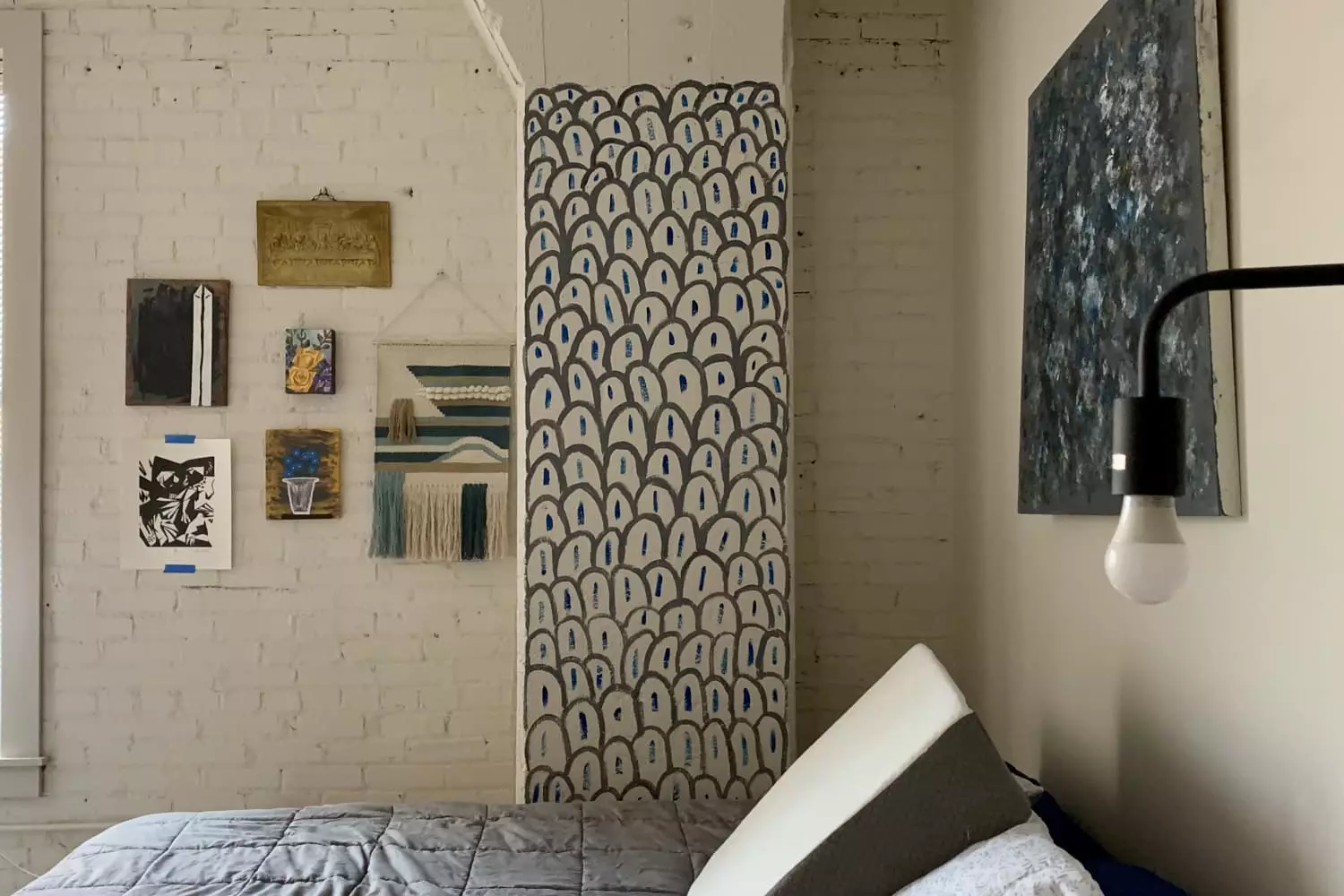 一個 500 平方英尺的聖路易斯公寓充滿了黑白 DIY 壁畫