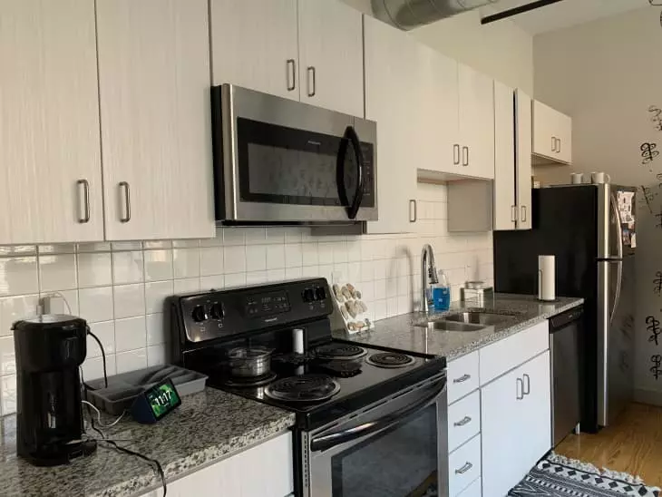 Cocina de apartamento en blanco y negro