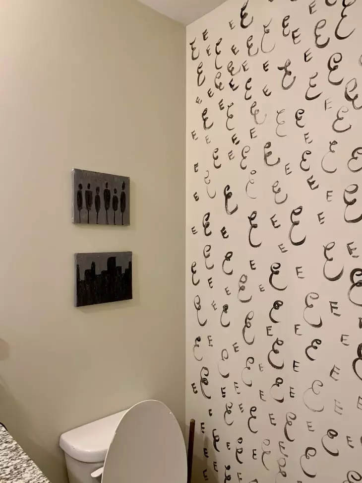 バスルームに手描きの渦巻き壁画