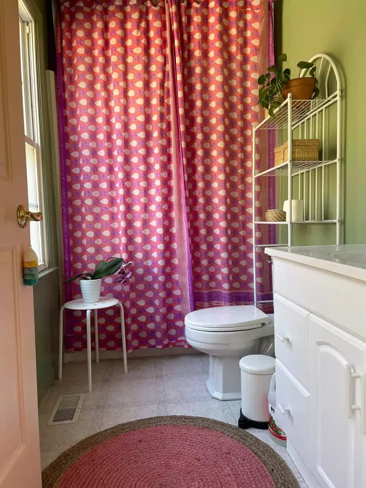 帶粉色浴簾的浴室