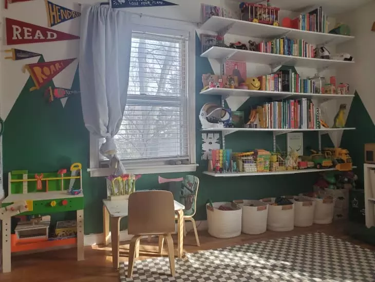 chambre d'enfant avec jouets et livres