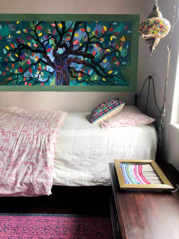 Dormitori amb obres d'art d'arbres