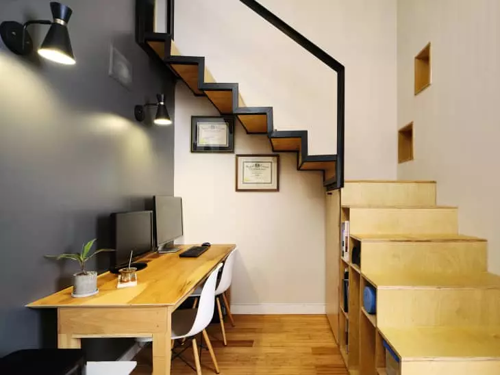 सीढ़ियों के बगल में डेस्क
