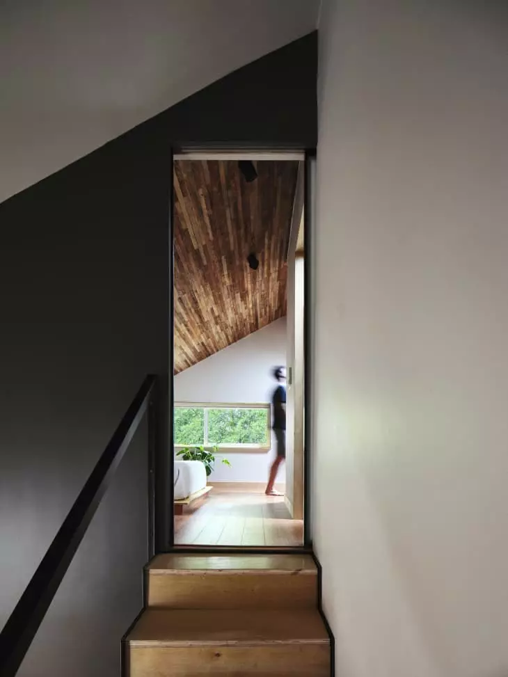 Vaizdas pro miegamojo duris su kampuotomis lubomis