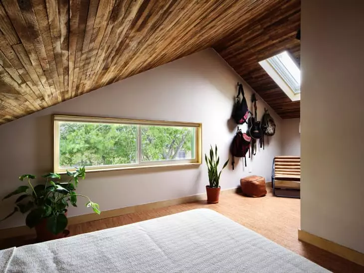 اتاق خواب با سقف چوبی اصلاح شده زاویه دار