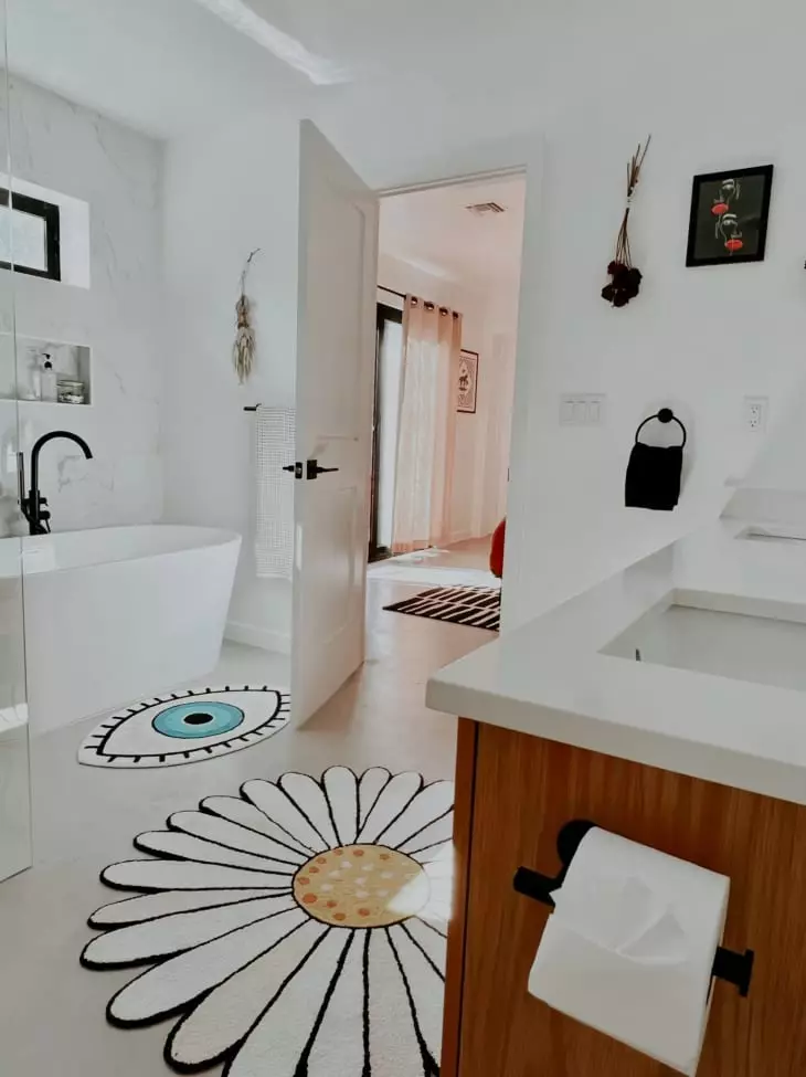 Koupelna s koberečkem ve tvaru oka a koberečkem ve tvaru sedmikrásky