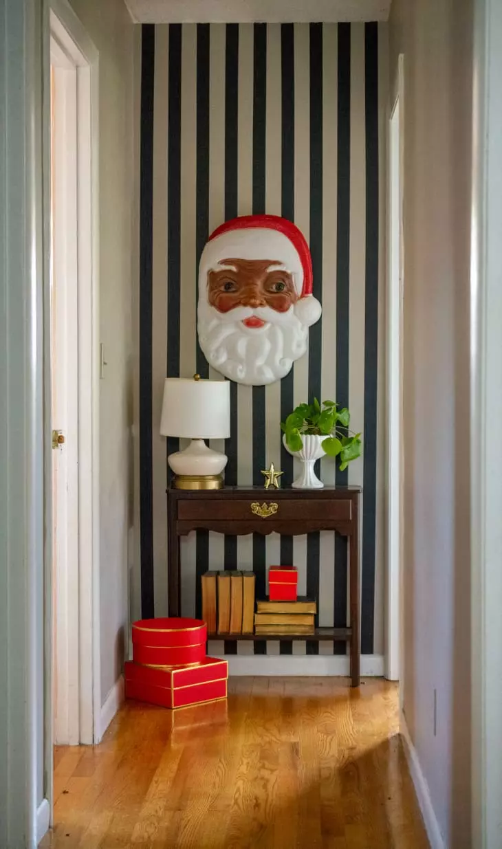 Винтидж лице на Дядо Коледа, висящо над конзолната маса в коридора