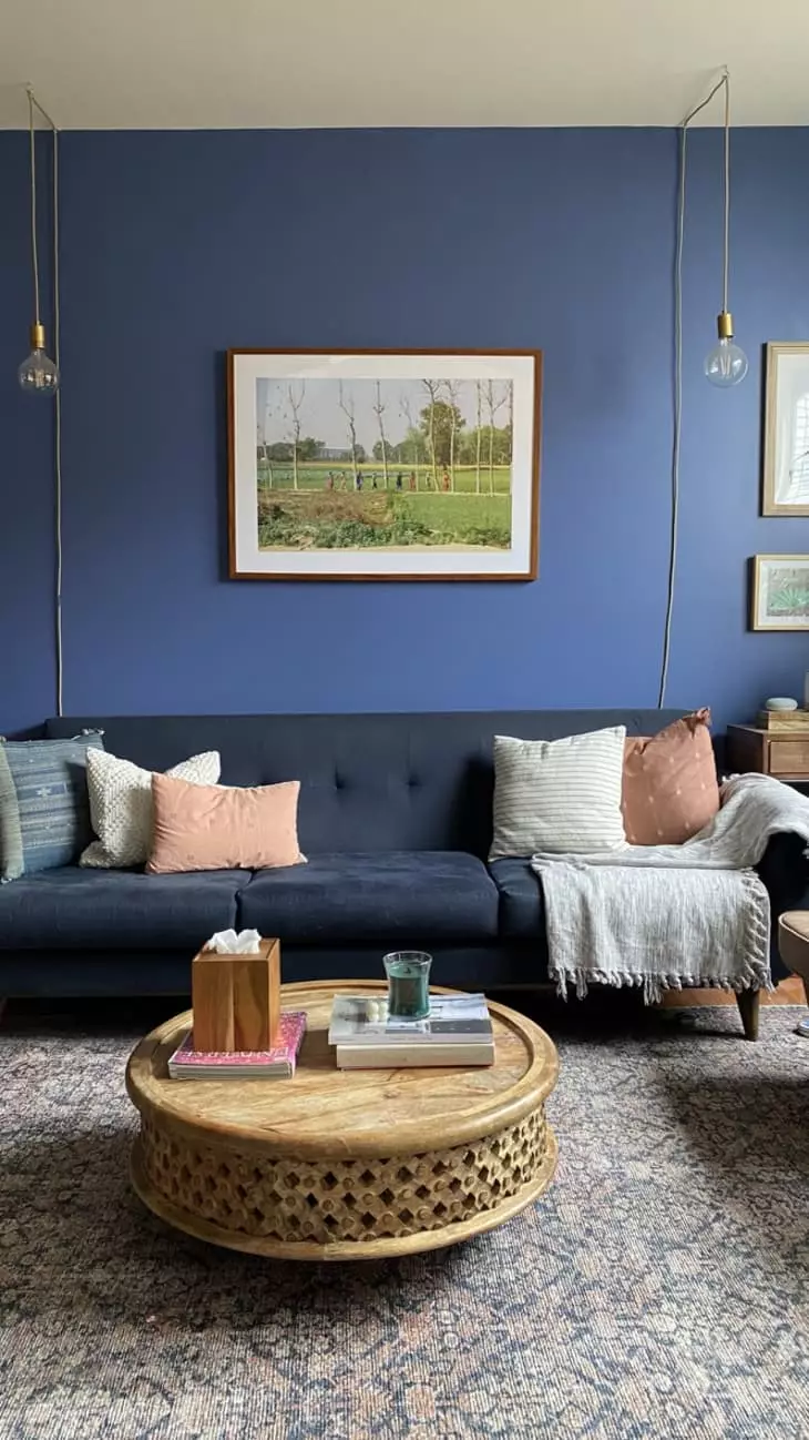 Ruang tamu dengan sofa biru dan dinding biru