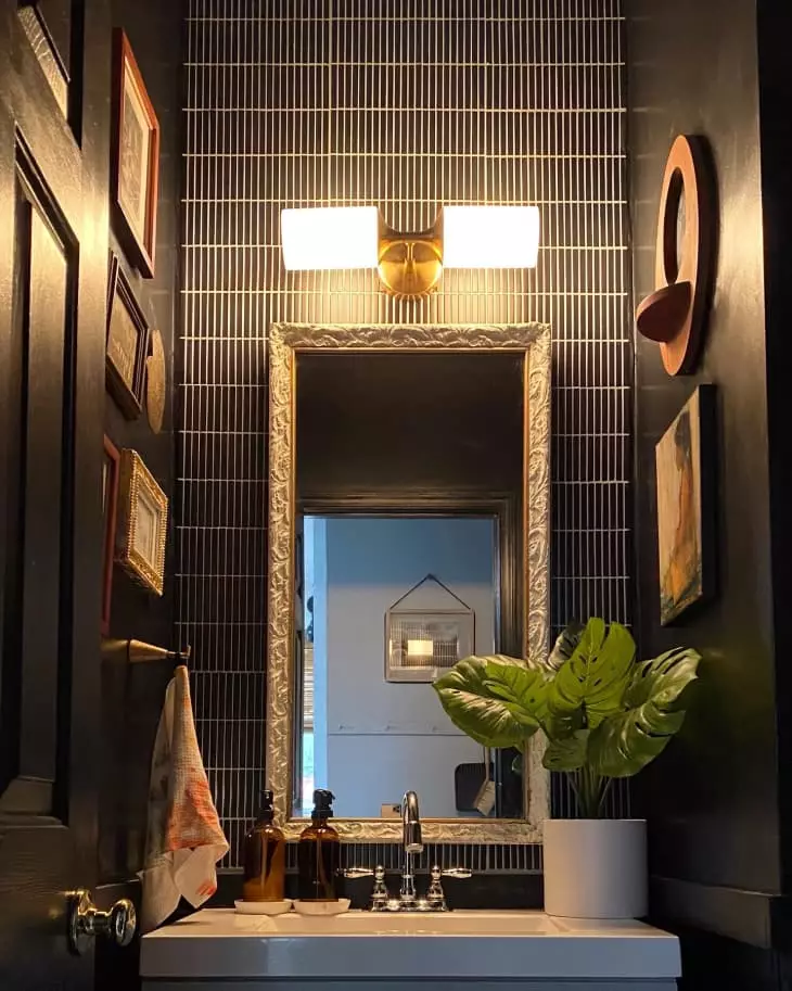 Banheiro temperamental com azulejos pretos magros