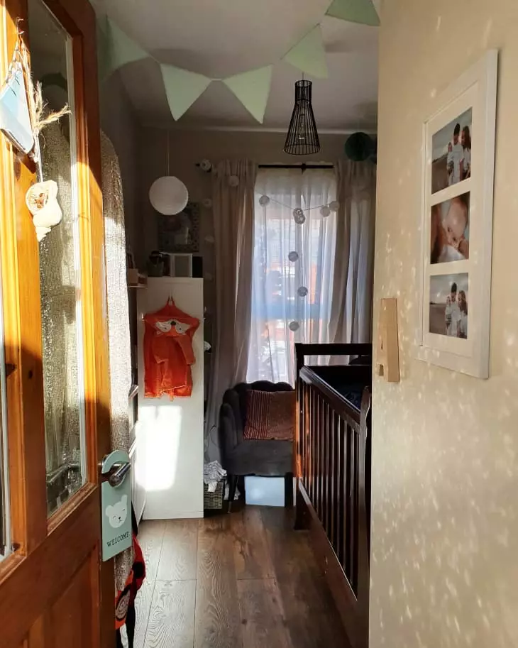 חדר ילדים עם זר דגל דגלון