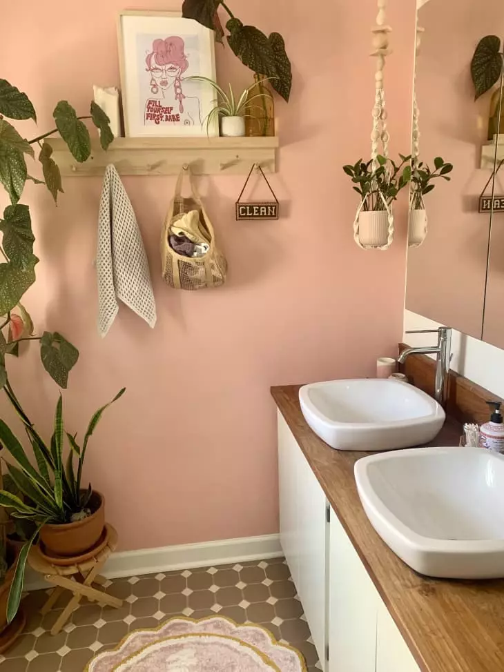 Phòng tắm boho với tường màu hồng