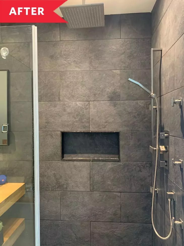 Po: Prysznic stojący ze ścianami z szarych płytek i kwadratową głowicą
