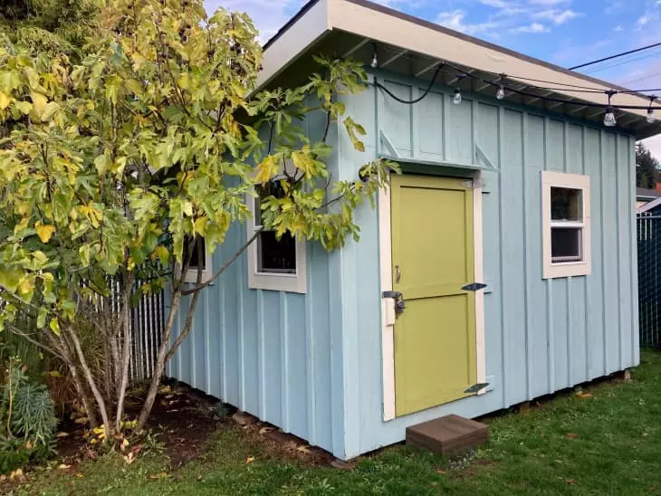 ADU met blauwe buitenkant en groene deur