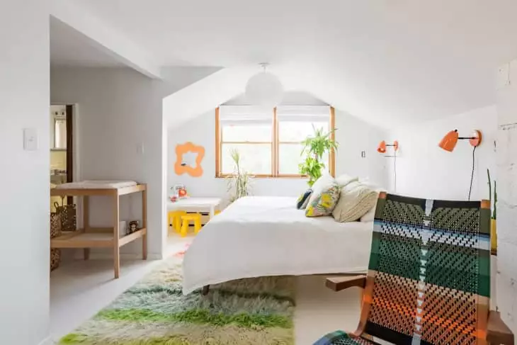 Bijela, narandžasta i zelena spavaća soba