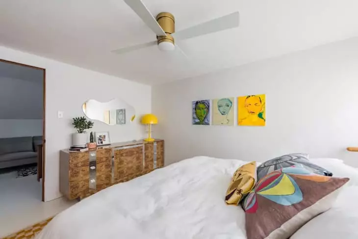 اتاق خواب با آینه ای به شکل انتزاعی و قطعات برجسته رنگارنگ