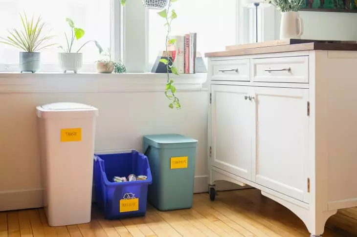 Estación de lixo na cociña con lixo, colector de reciclaxe e composteiro