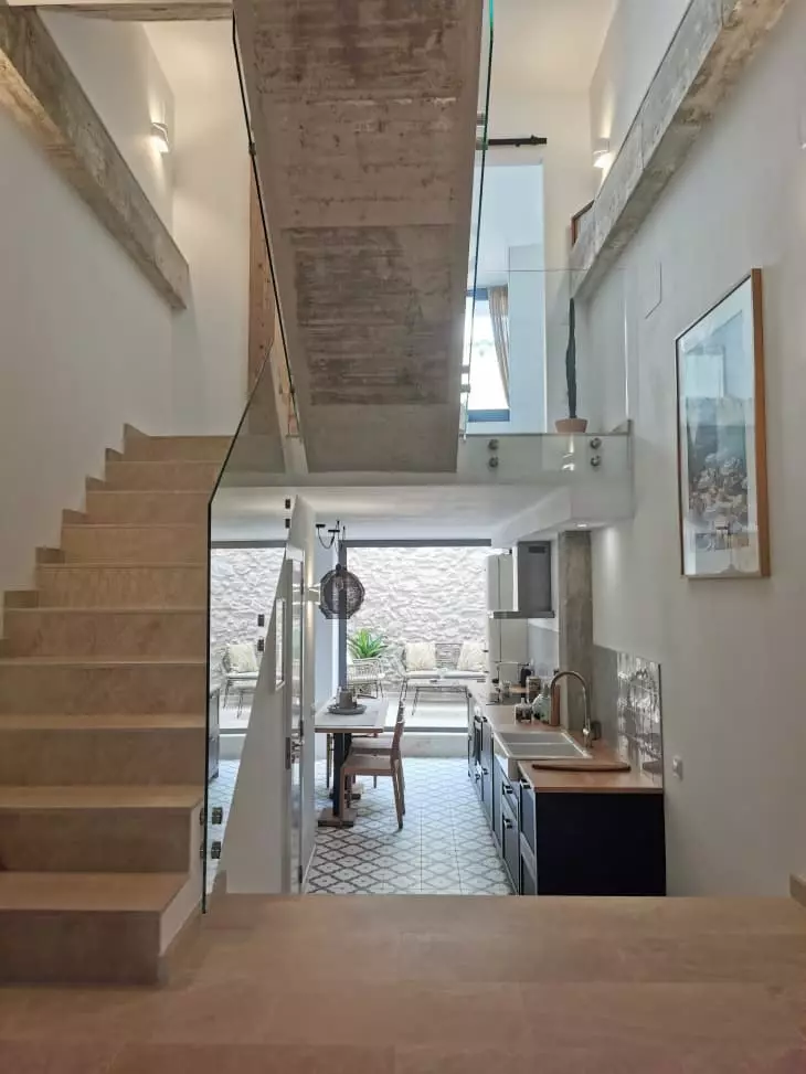 Vista de las escaleras que muestran varios niveles de la casa