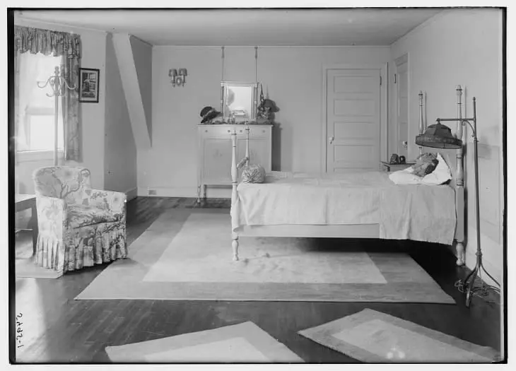 Das Foto zeigt ein Schlafzimmer im Landhaus des Opernsängers Orville Harrold (1878-1933), möglicherweise in der Nähe von Darien, Connecticut.