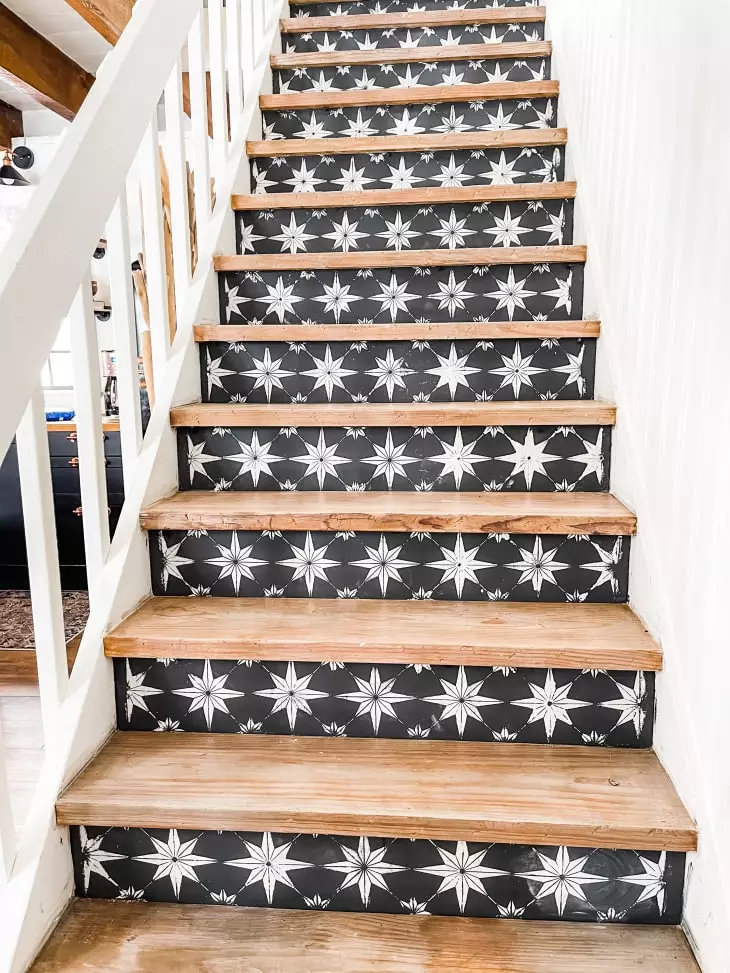 Escaleras con patrón de estarcido en forma de estrella en las contrahuellas