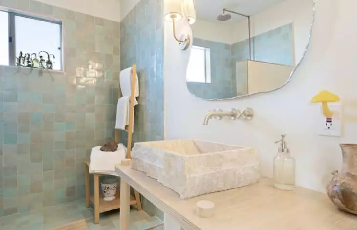 Елегантно купатило са зеллиге плочицама у облику тиркизног квадрата у тушу