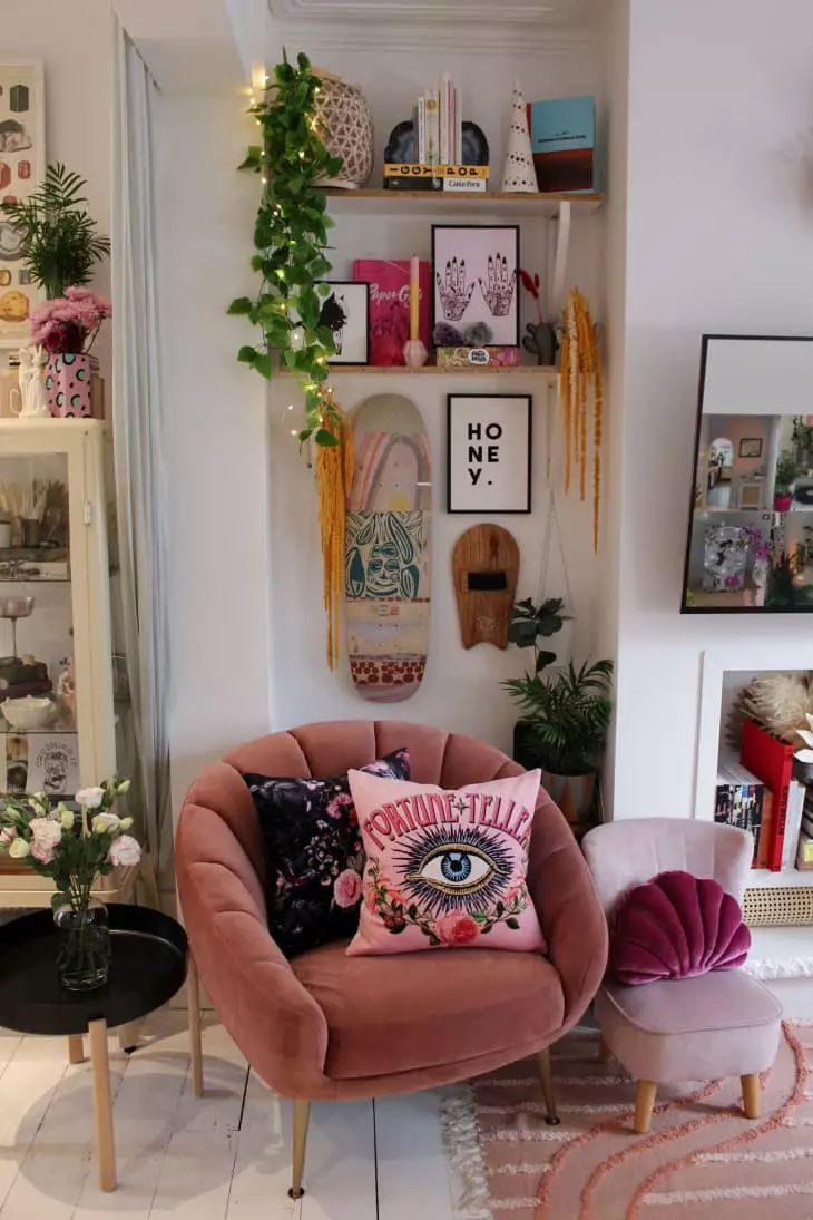 Ροζ βελούδινη καρέκλα στα μέσα του αιώνα με μαξιλάρι ματιών στο σαλόνι