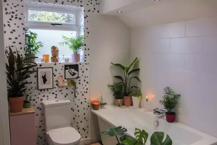 Хар ба цагаан толботой ханын цаас бүхий угаалгын өрөө