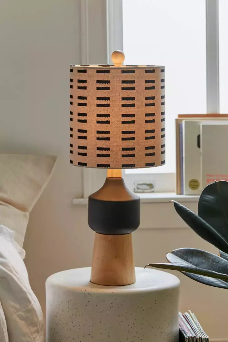 Lampe med skjerm som har et hash-merke-motiv