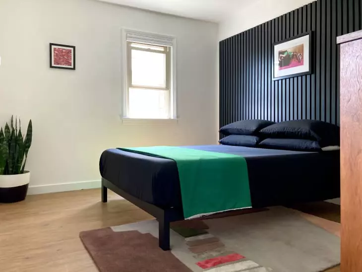 Dormitor cu perete de accent negru cu șipci