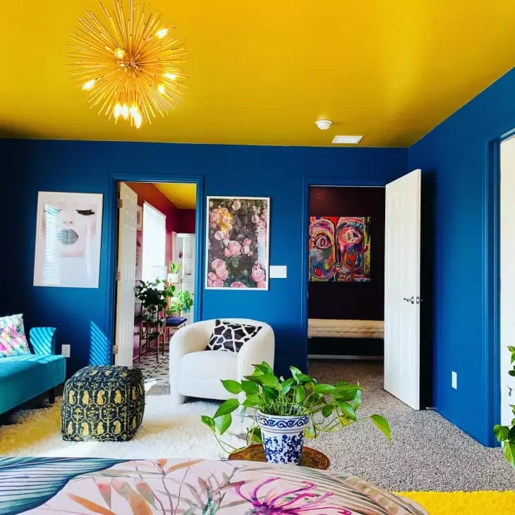 Kambarys su mėlynomis sienomis ir geltonomis lubomis