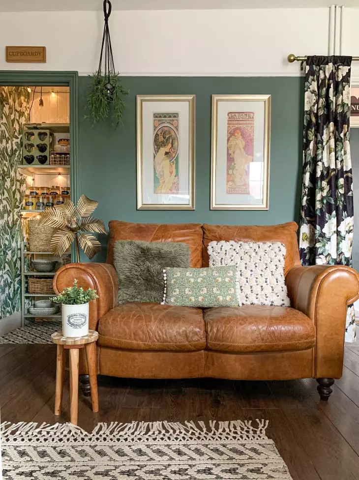 Кожена любовна седалка в стая със зелени стени