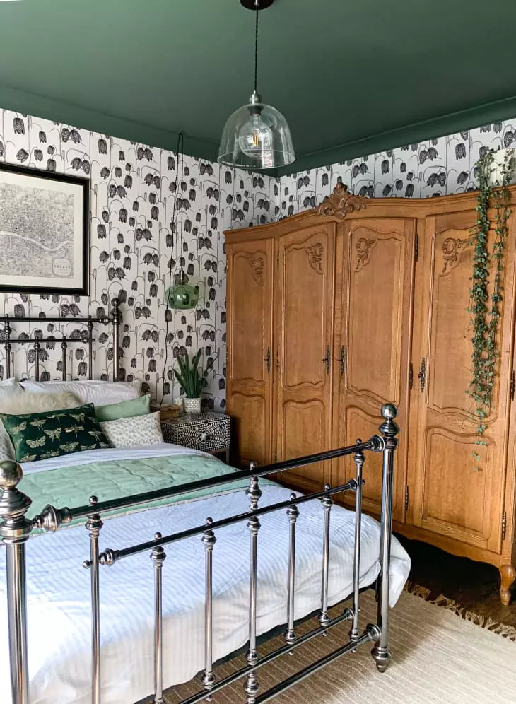 Kamar turu karo armoire antik gedhe lan wallpaper botani ireng lan putih