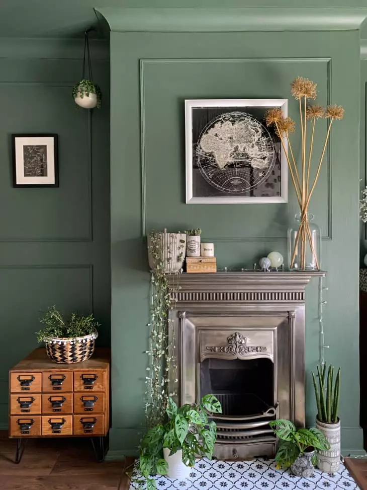 Соба са гвозденим камином и зеленим зидовима