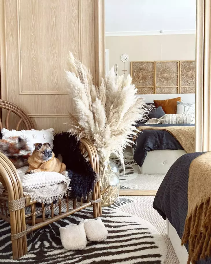 Ратан стол пред огледалото во спалната соба