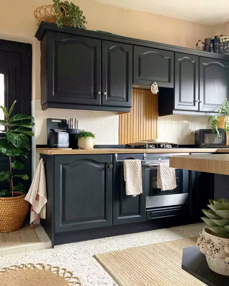 Cozinha com esquema de cores preto e neutro