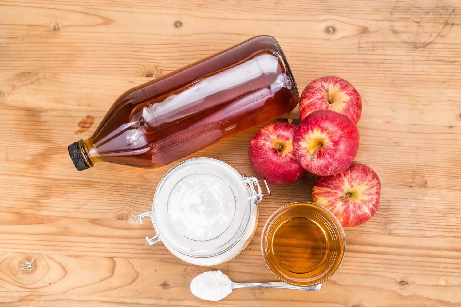 Hanyoyi 13 Don Tsabtace Dukan Gidanku Tare da Apple Cider Vinegar