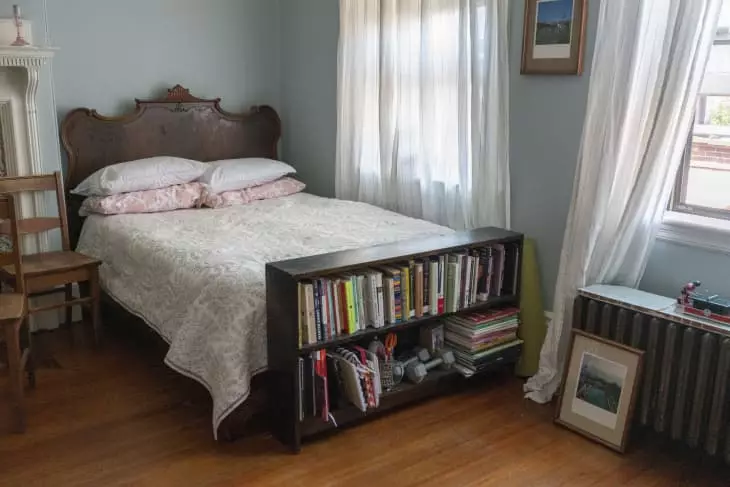 Krevet i polica za knjige u podnožju kreveta