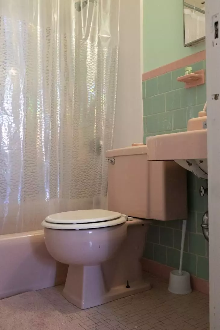 Różowo-zielona łazienka wyłożona kafelkami w stylu retro